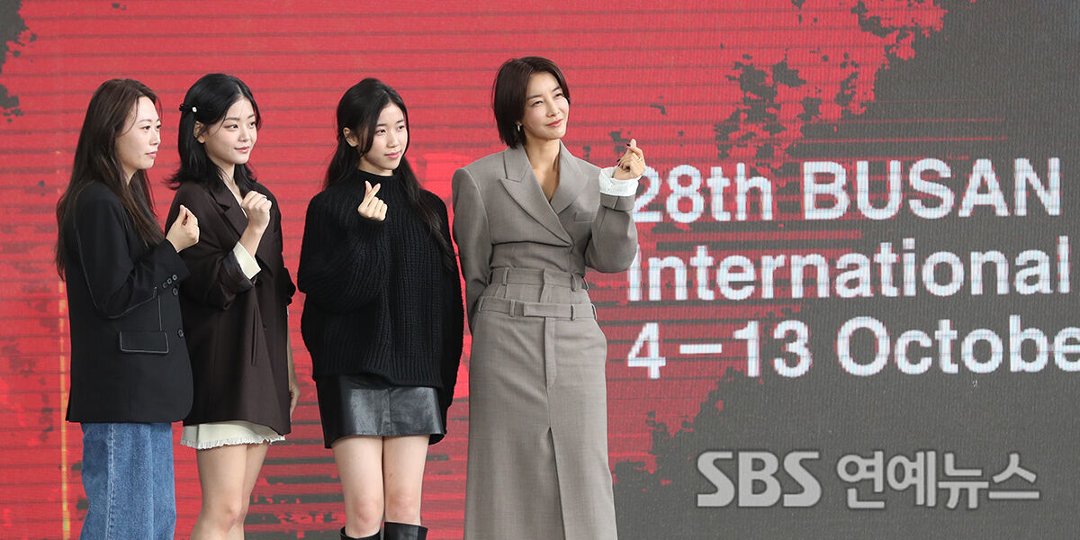 [E포토] BIFF 관객들과 만나는 '괜찮아 괜찮아 괜찮아!' 주역들