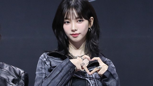 [e포토] 에스파 카리나 눈부신 하트 포즈