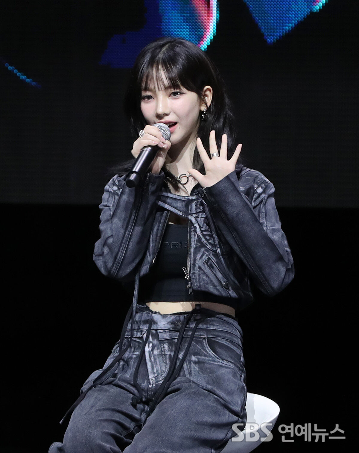 [e포토] 에스파 카리나 눈부신 하트 포즈