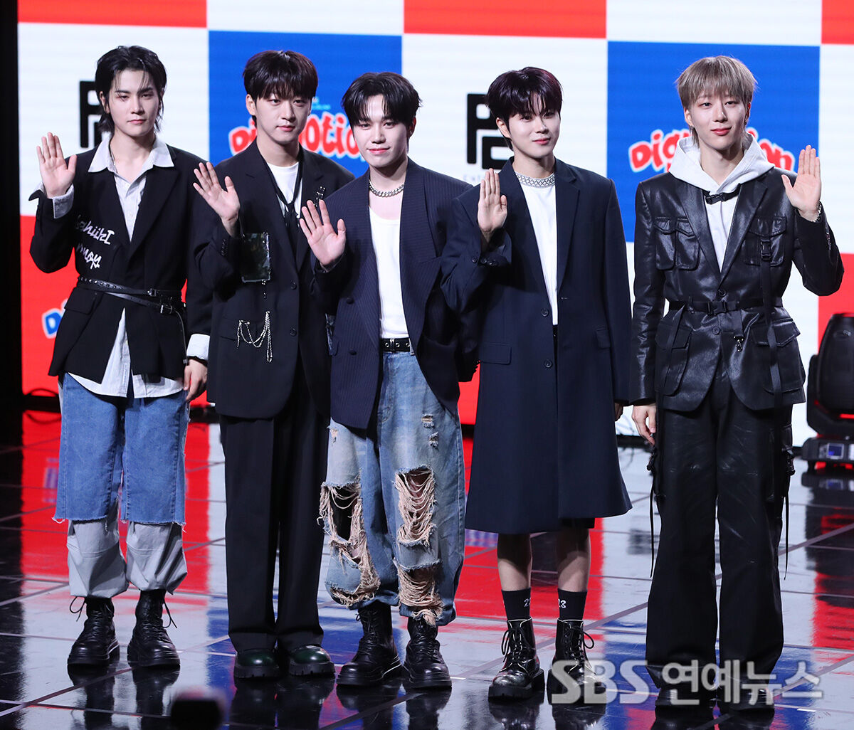 [E포토] 디그니티, 'Y2K 감성 콘셉트로 데뷔'