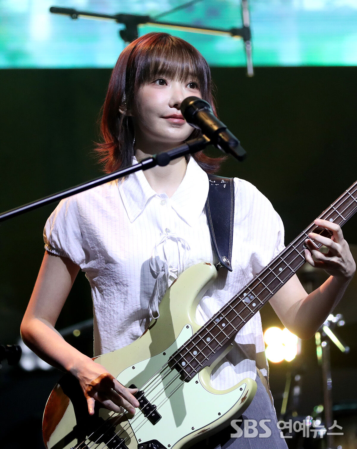 [E포토] QWER 마젠타, '묵직한 베이스 담당'