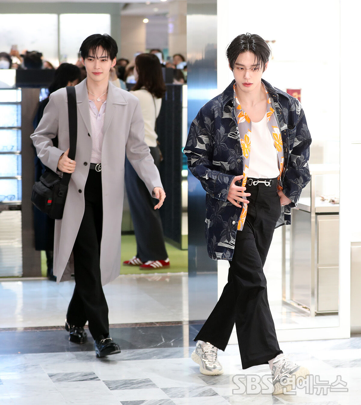 [E-Photo] Zero Base One's Seong Han-bin and Kim Ji-woong, 'Hip Steps'