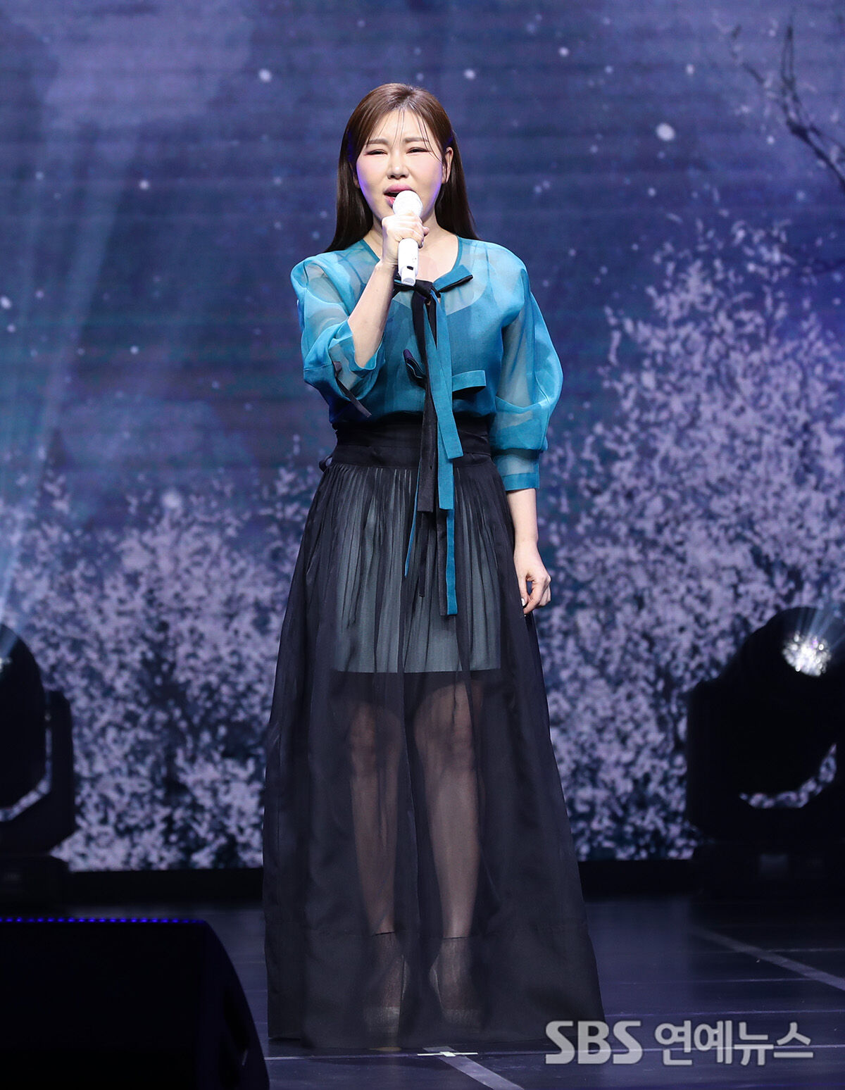 [E-Photo] Song Ga-in Shines on Stage in Traditional Hanbok for New Song