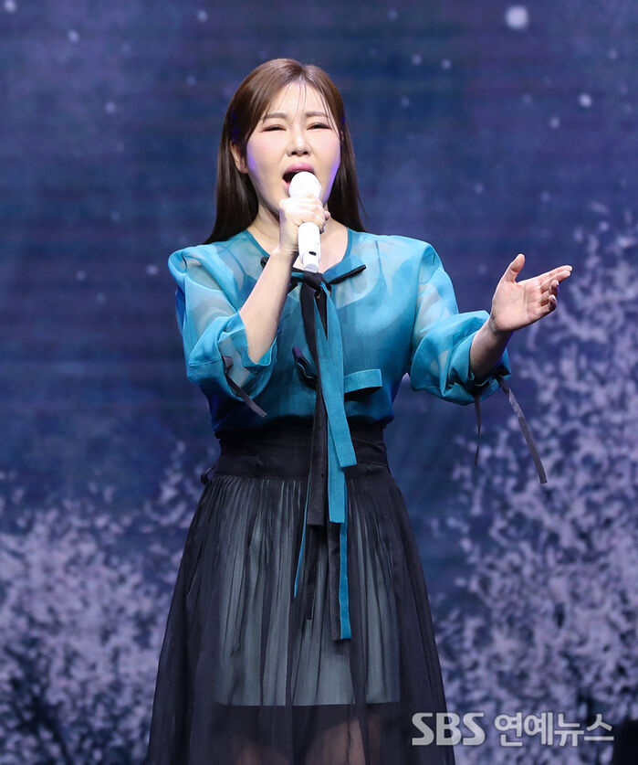 [E-Photo] Song Ga-in Shines on Stage in Traditional Hanbok for New Song