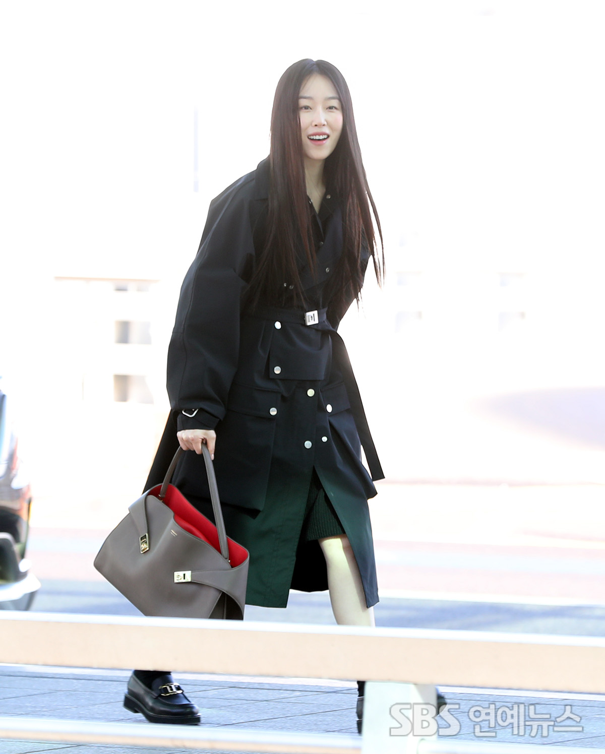[E-Photo] Seo Hyun-jin, 'Airport Fashion Completed with a Coat'