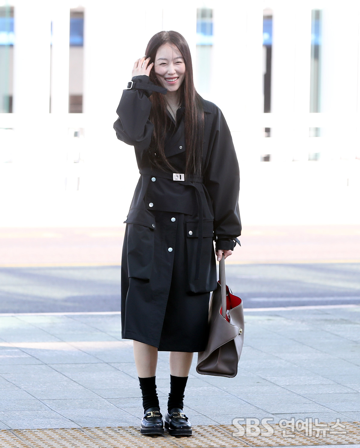 [E-Photo] Seo Hyun-jin, 'Airport Fashion Completed with a Coat'