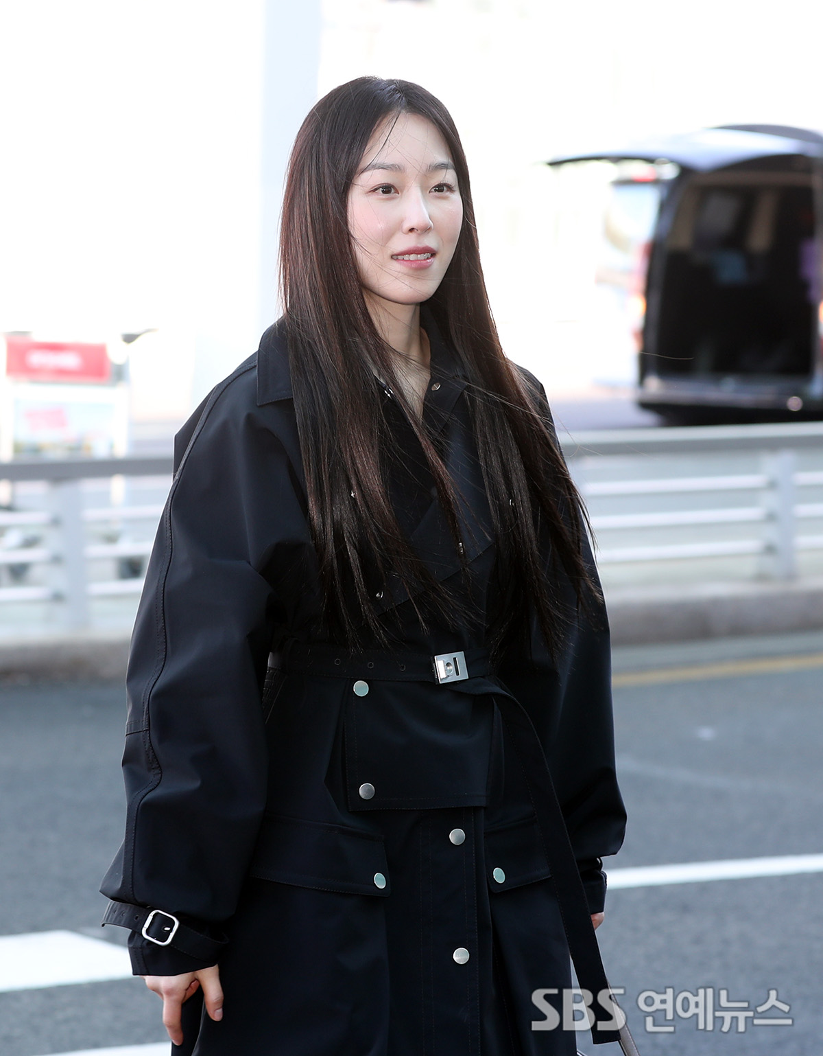 [E-Photo] Seo Hyun-jin, 'Airport Fashion Completed with a Coat'