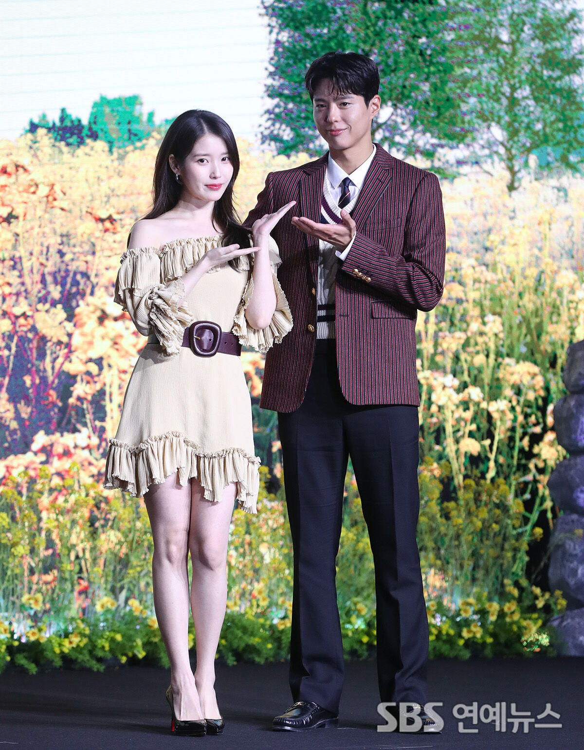 [E-Photo] IU and Park Bo-gum, 'A Beautiful Couple Just to Look At'