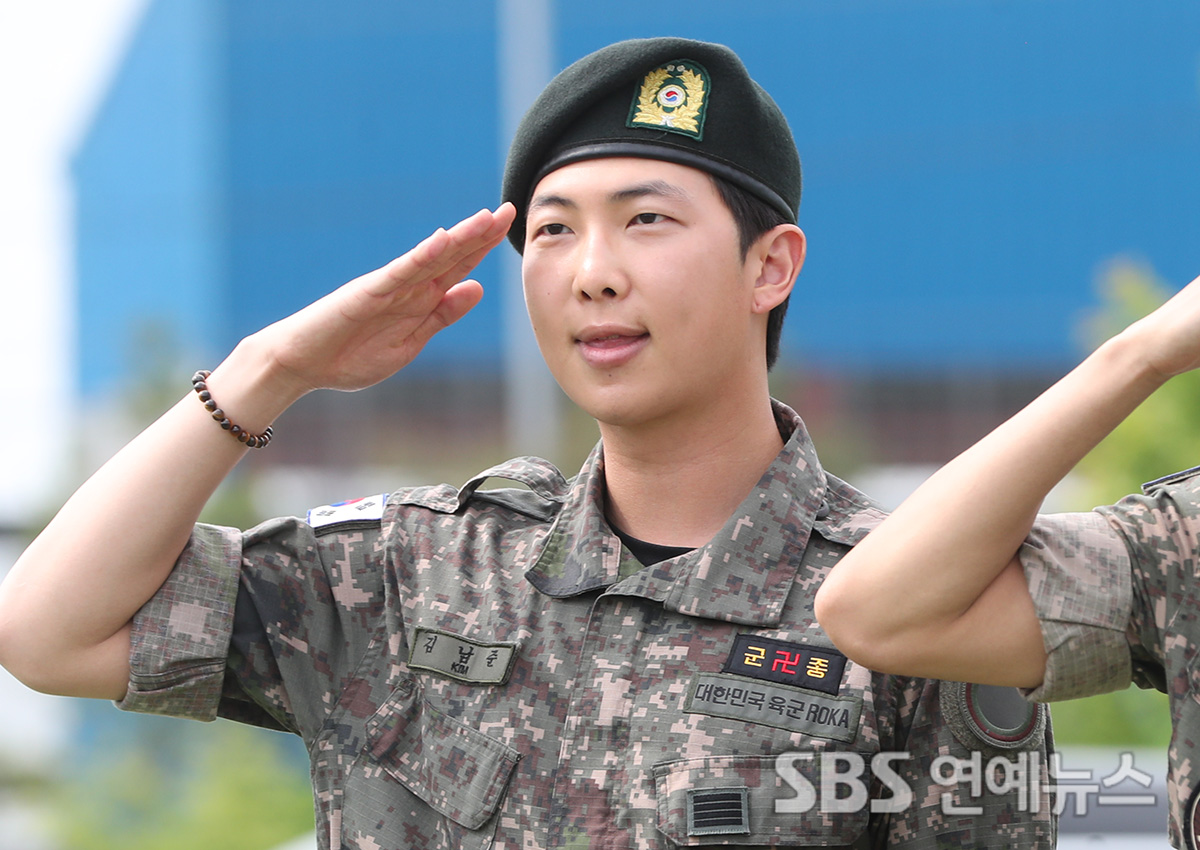 [E-Photo] BTS's RM Salutes Fans After Military Discharge