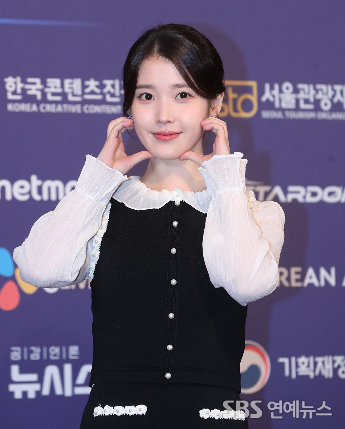 IU, 'Smiling brightly with a lovely pose'