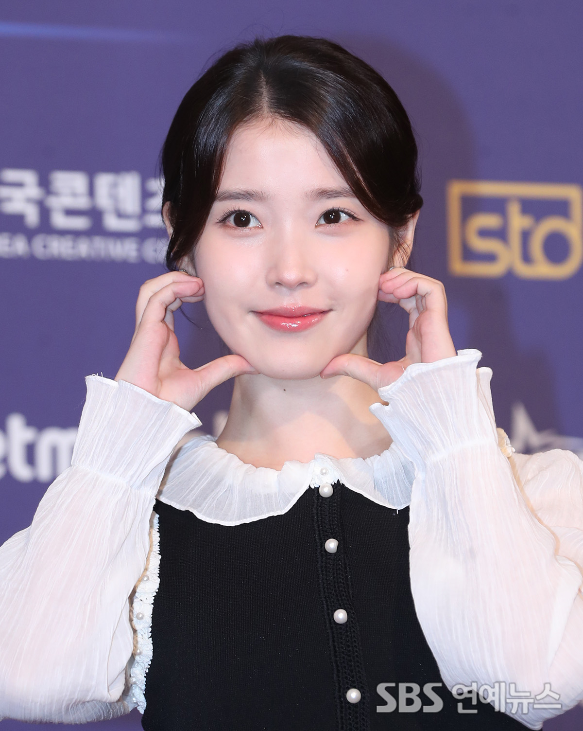 IU, 'Smiling brightly with a lovely pose'