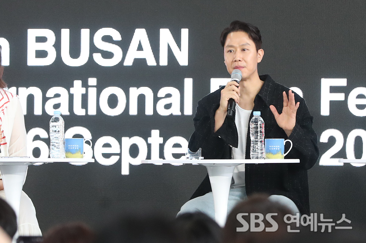 Jungwoo and KRYSTAL Turn Heads at Busan With 'Jjangu' Open Talk