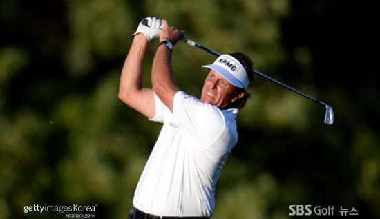 SBS Golf 뉴스 : 전체 뉴스 : [PGA] '백전노장' 미켈슨, US오픈 2R '공동 선두' : SBS Golf