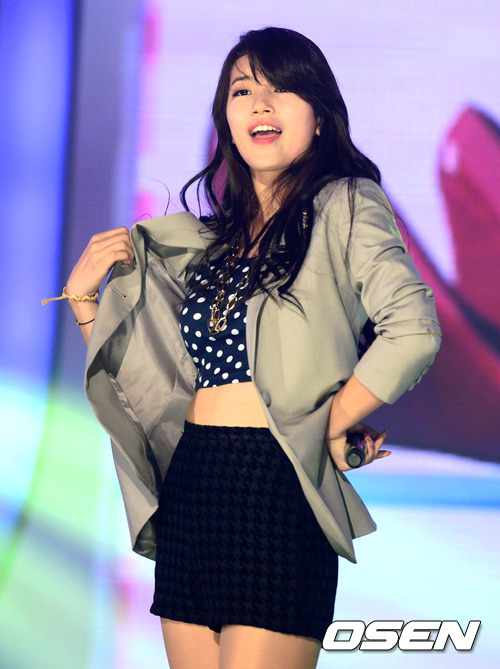[사진]국민 첫사랑 수지,'재킷 벗을까 말까' - SBS Biz