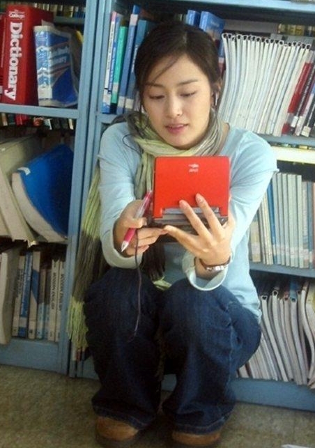 김태희 도서관 포착? 수수한 차림 '후광'…공부할 때도 여신! - SBS Biz