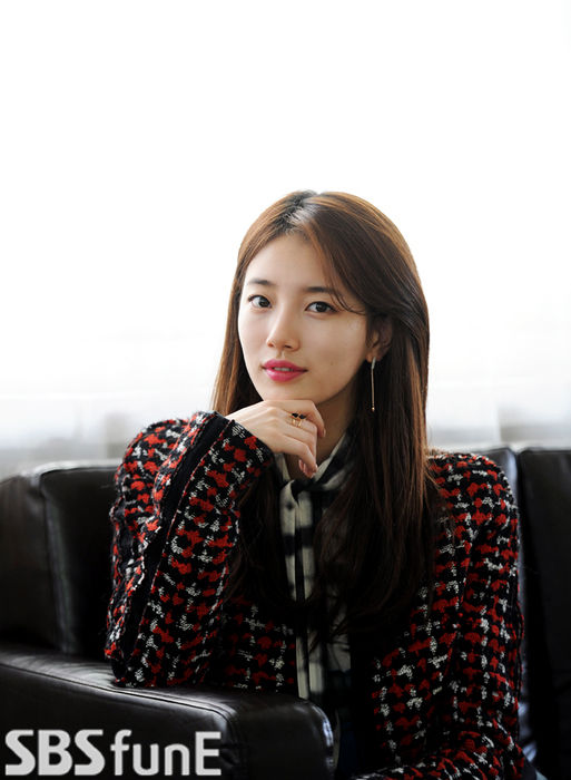 수지 '시간을 달리는 소녀' 화면해설 재능기부…"못 하는게 없네" - SBS Biz