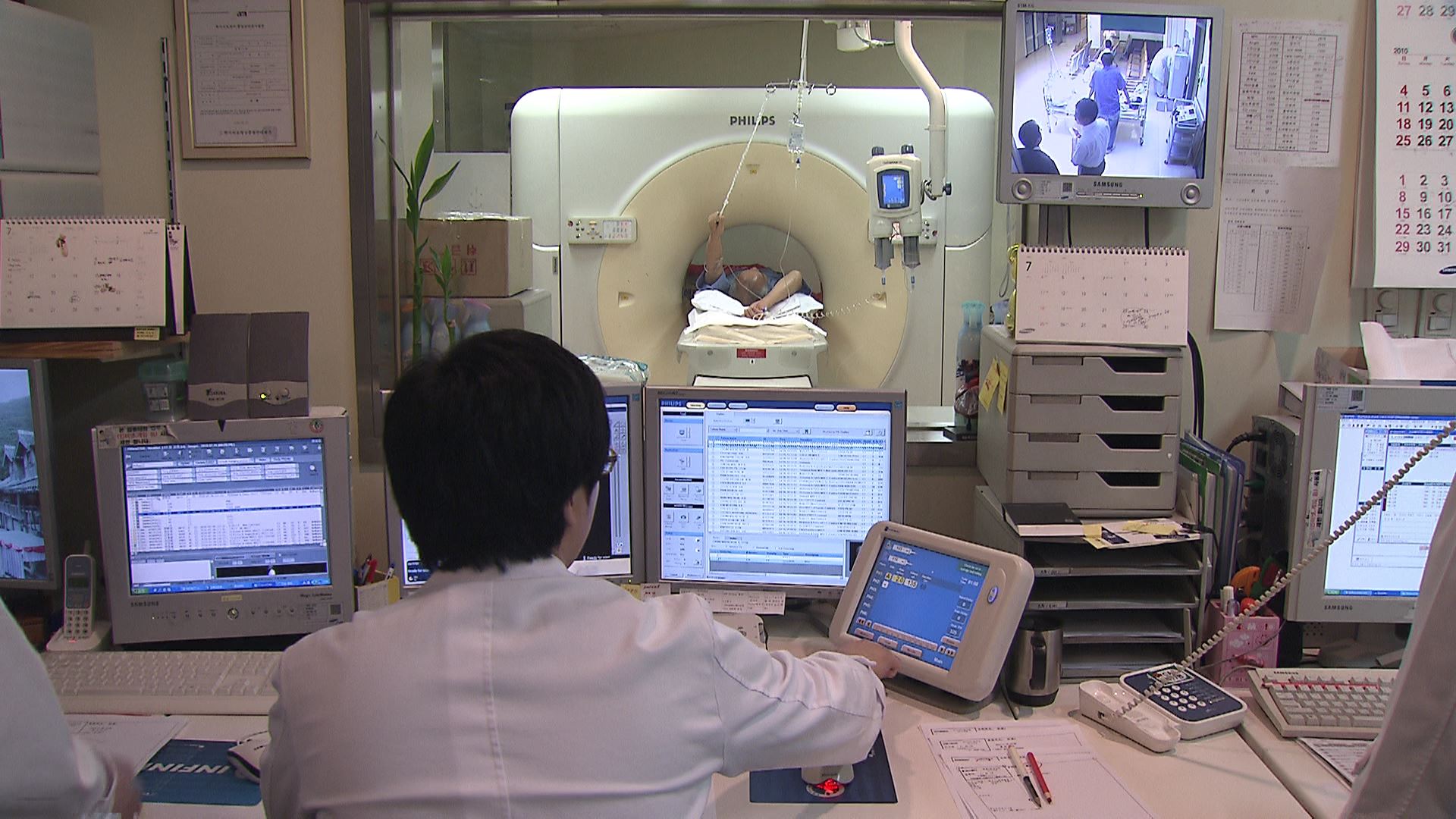 11월부터 흉·복부 MRI 검사비 75만원→26만원 ‘뚝’ - SBS Biz